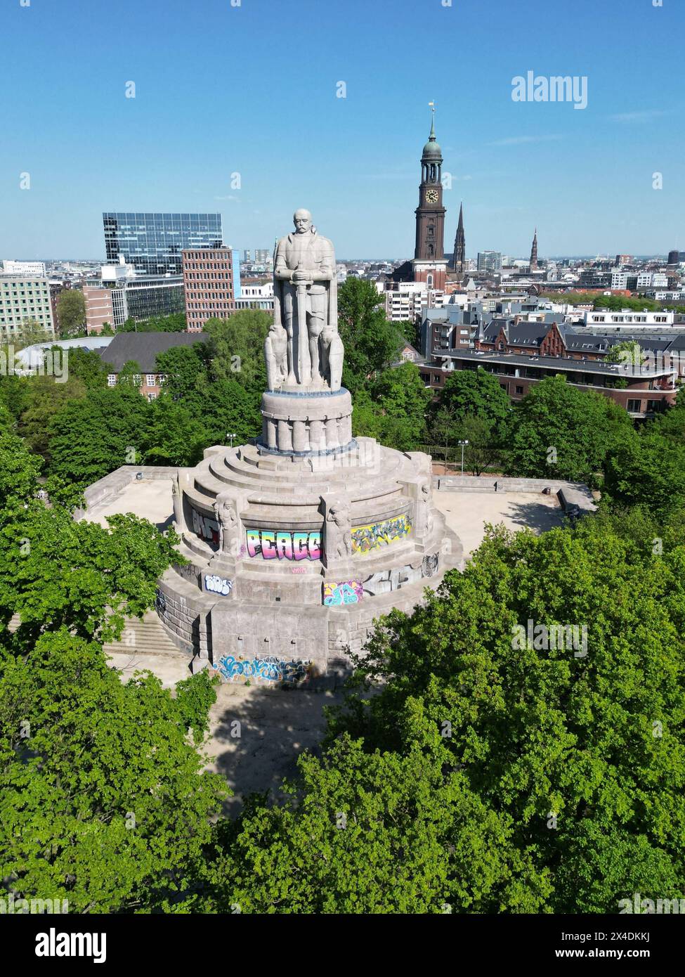 Das Bismarck-Denkmal im Alten Elbpark hat eine Gesamthöhe von 34,3 ...