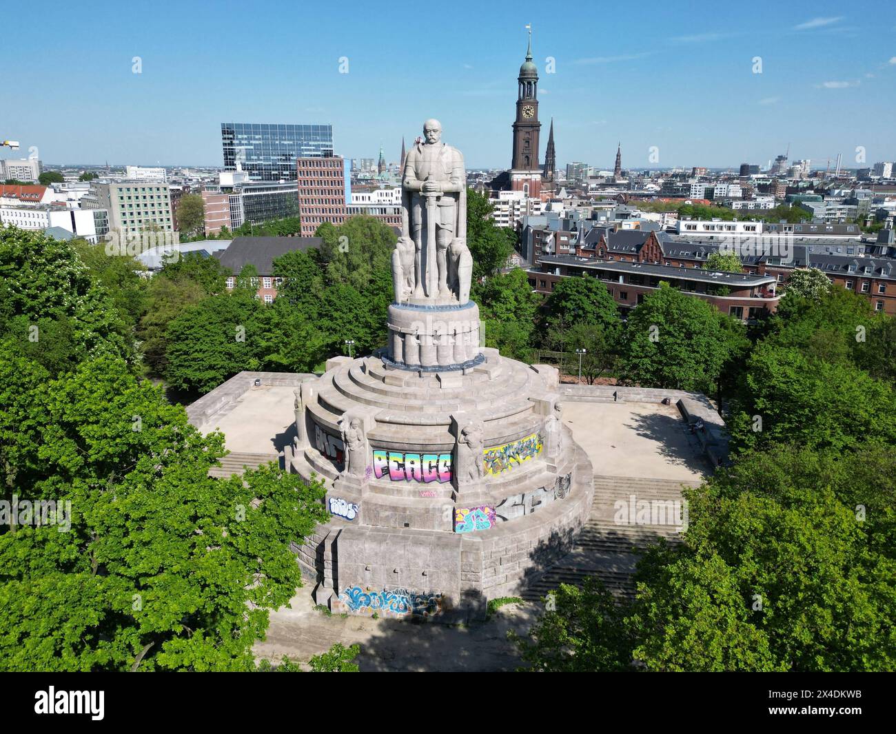 Das Bismarck-Denkmal im Alten Elbpark hat eine Gesamthöhe von 34,3 ...