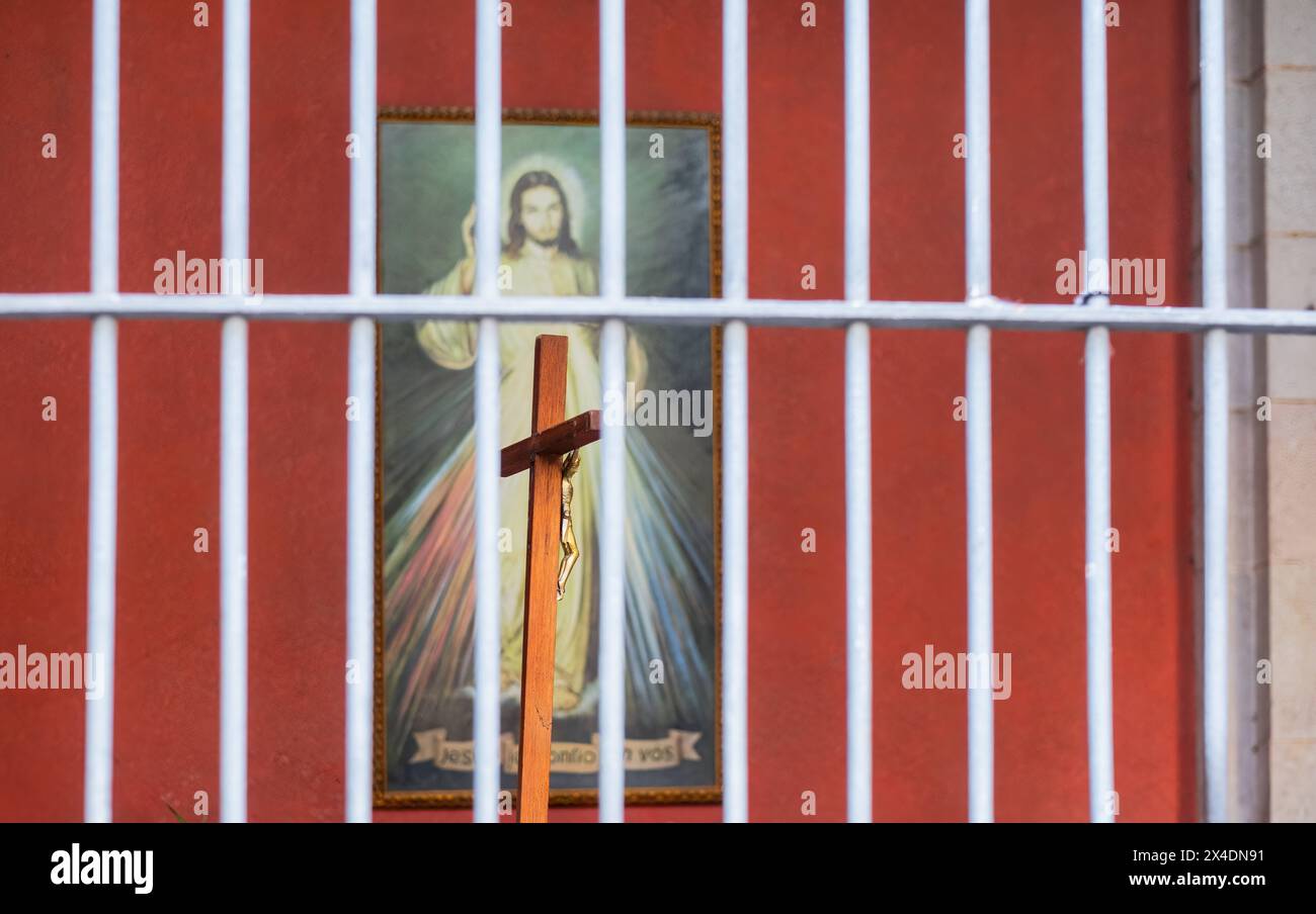 Jesus am Holzkreuz hinter Gitterstäben, Barcelona, Spanien Barcelona ...