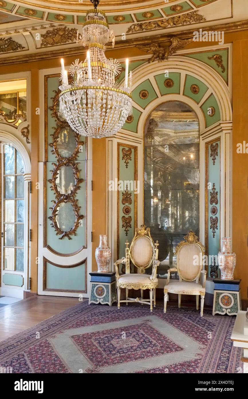 Royal palace room hi-res stock photography and images - Alamy