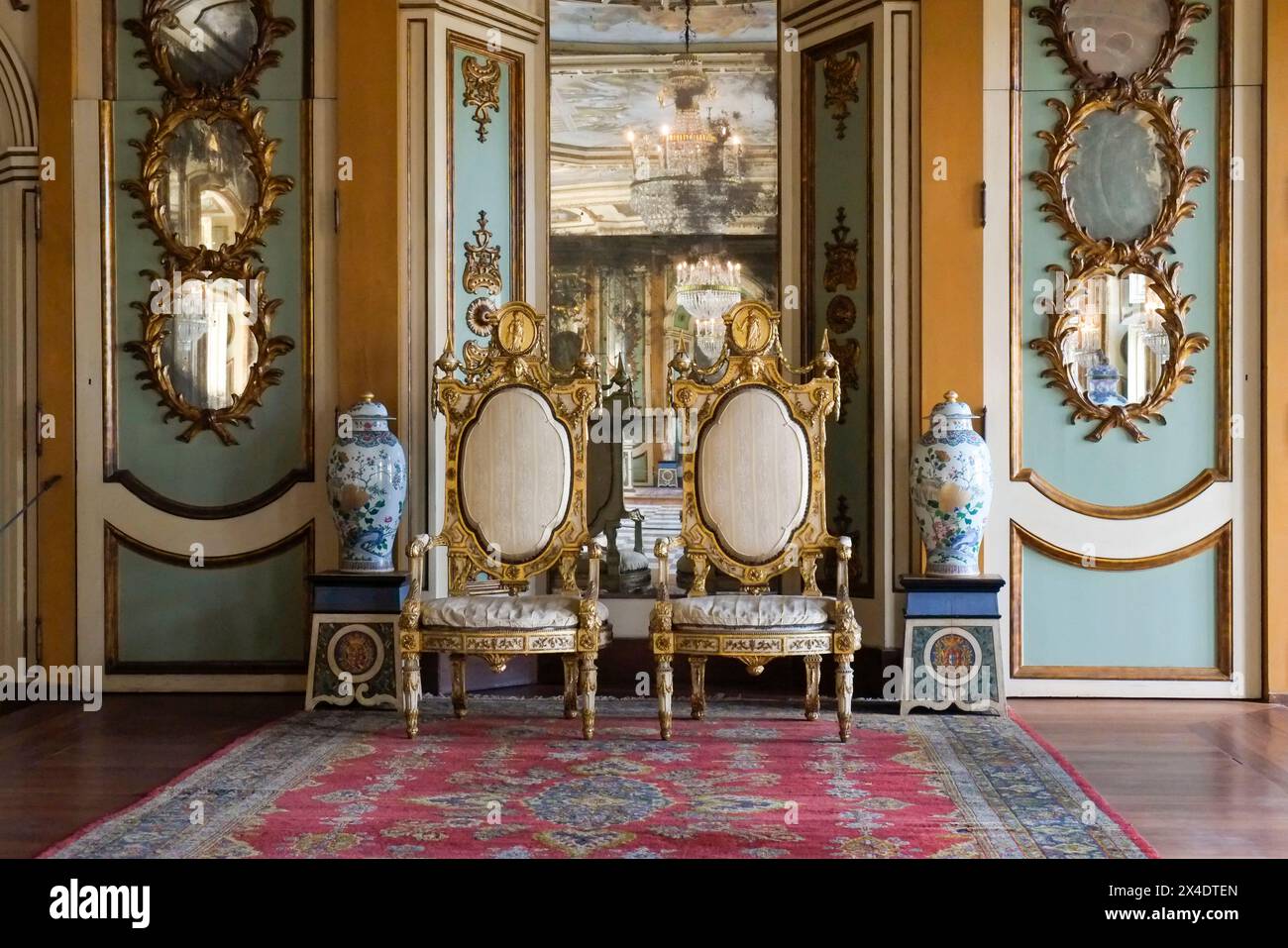 Royal palace room hi-res stock photography and images - Alamy