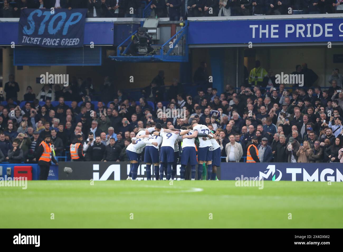 Tottenham hotspur players huddle hi-res stock photography and images ...