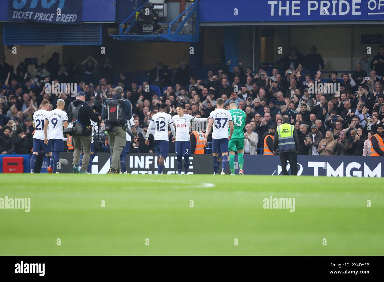 Tottenham hotspur players huddle hi-res stock photography and images ...