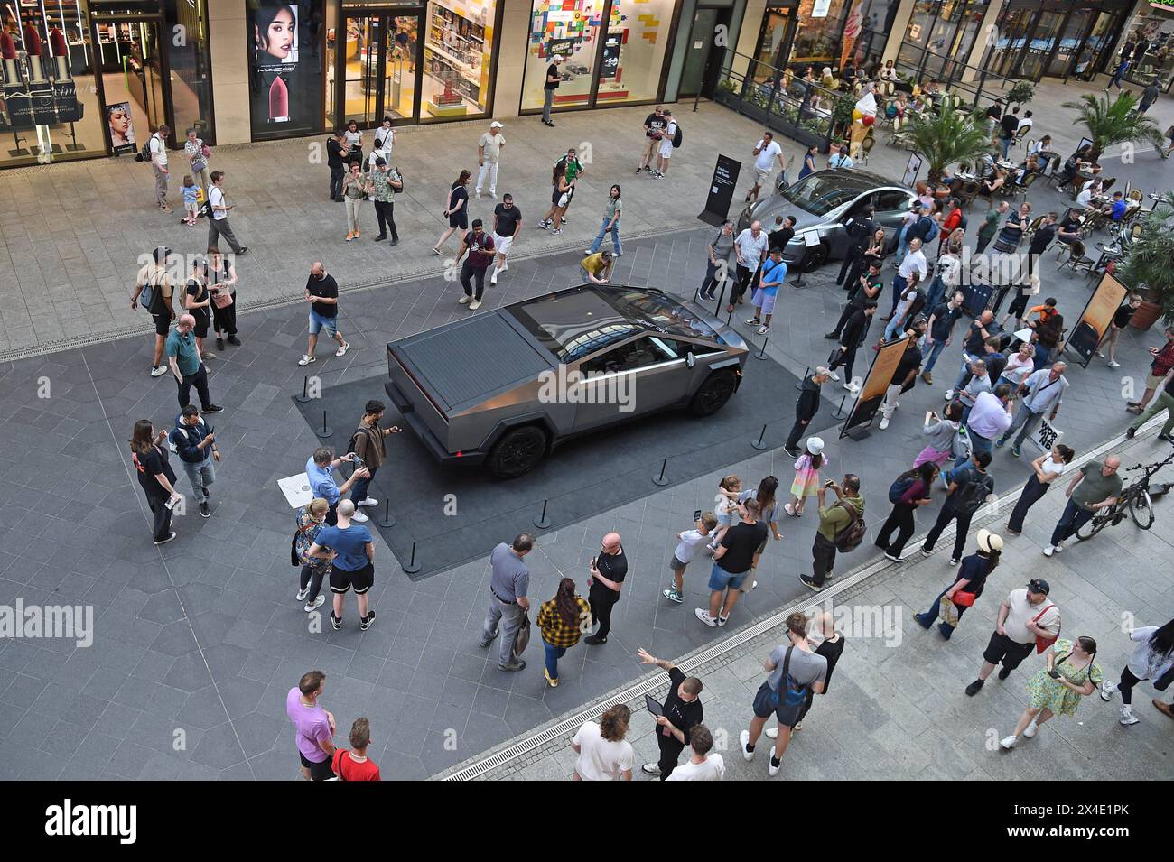 Tesla Cybertruck Odyssey Europa-Tour Start in der Mall of Berlin am 02. ...