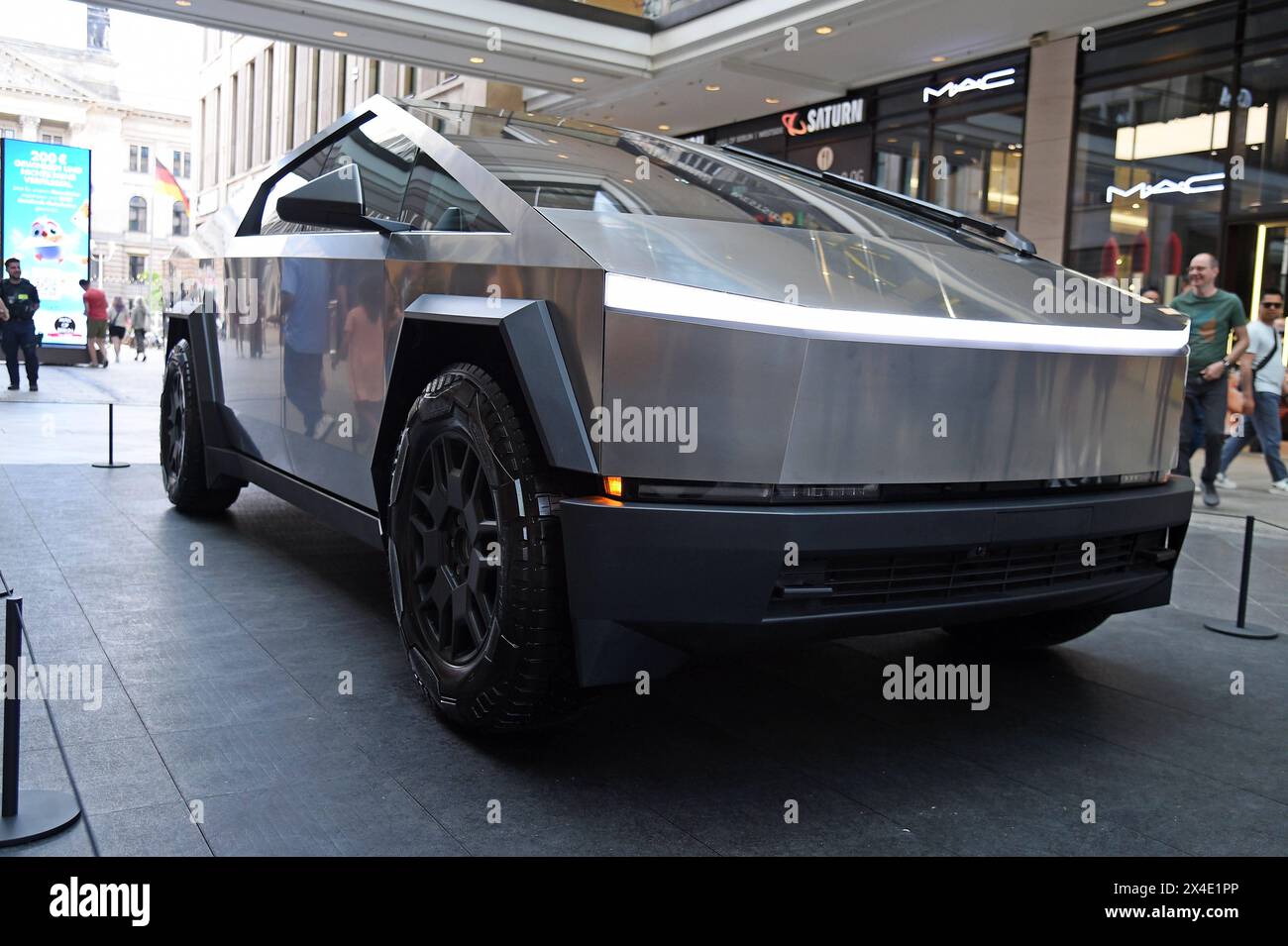 Tesla Cybertruck Odyssey Europa-Tour Start in der Mall of Berlin am 02. ...
