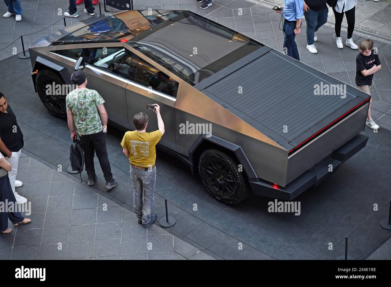 Tesla Cybertruck Odyssey Europa-Tour Start in der Mall of Berlin am 02. ...