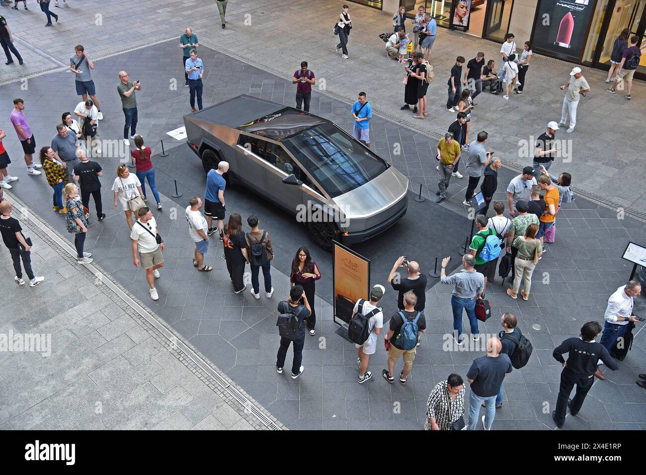 Tesla Cybertruck Odyssey Europa-Tour Start in der Mall of Berlin am 02. ...