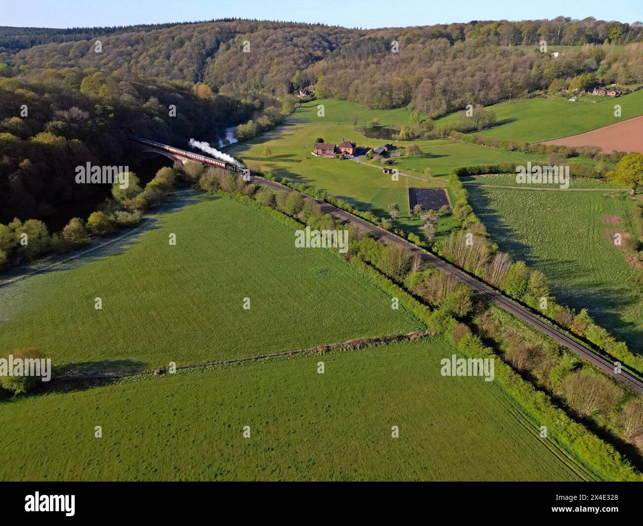 Ex Great Western Railway steam loco 7812 Erlestoke Manor crossing the ...