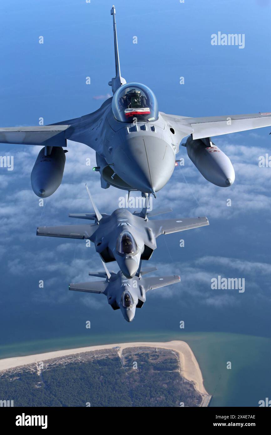 Ein Kampfflugzeug vom Typ Lockheed Martin F-16 Fighting Falcon der ...