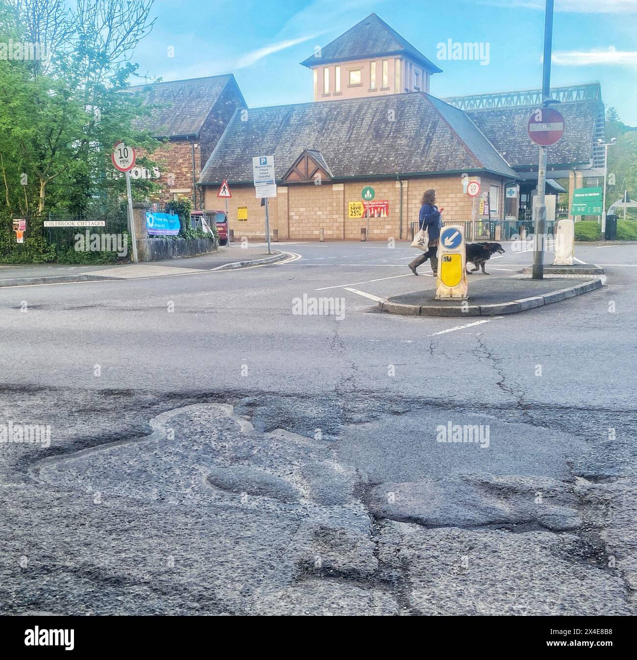Totnes, Devon, UK. 2nd May, 2024. Grand Canyon monster pothole becomes ...