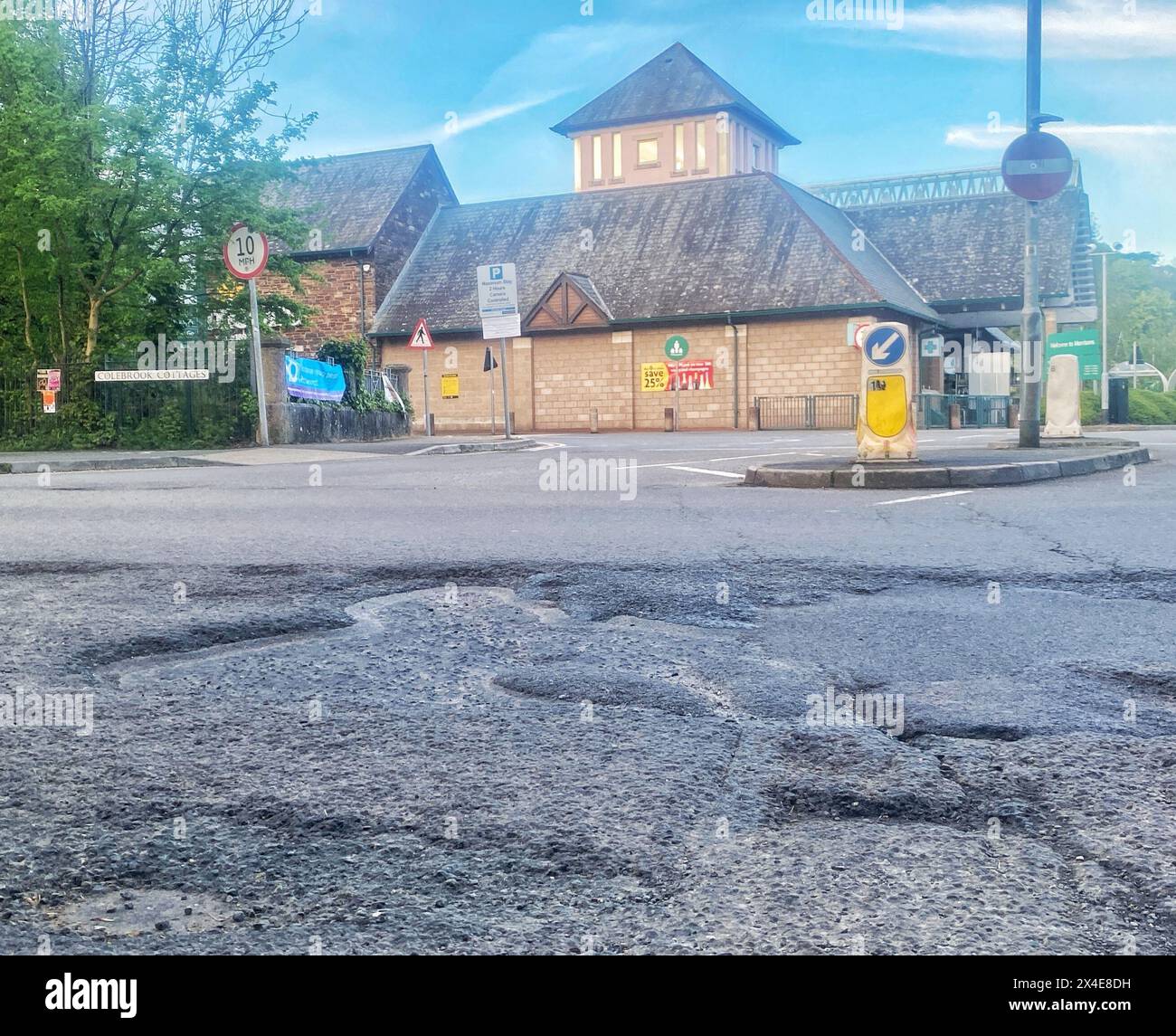 Totnes, Devon, UK. 2nd May, 2024. Grand Canyon monster pothole becomes ...