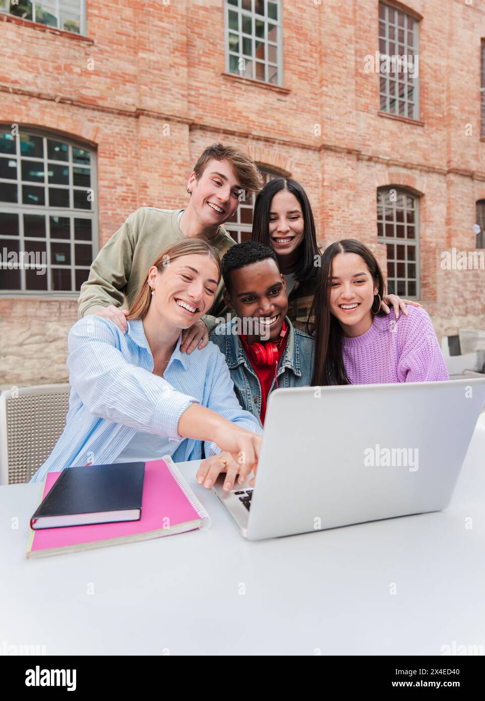 Teamwork vertical hi-res stock photography and images - Alamy