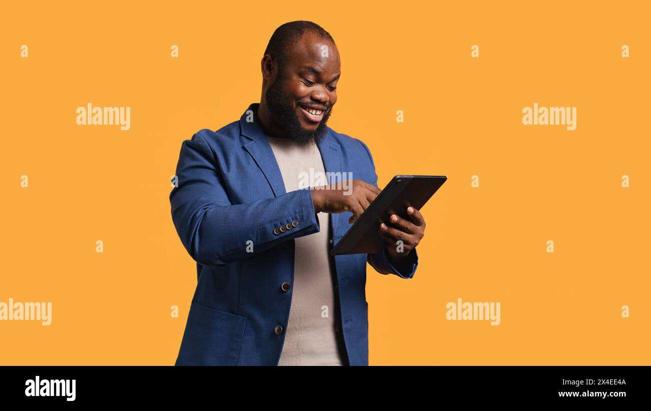 Scrolling websites hi-res stock photography and images - Alamy