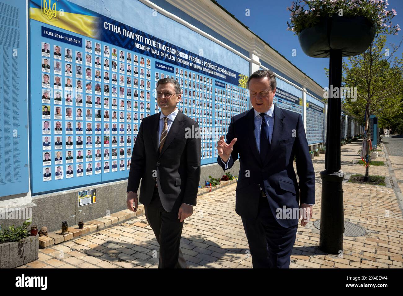 Foreign Secretary Lord David Cameron (right) and Ukrainian Foreign ...