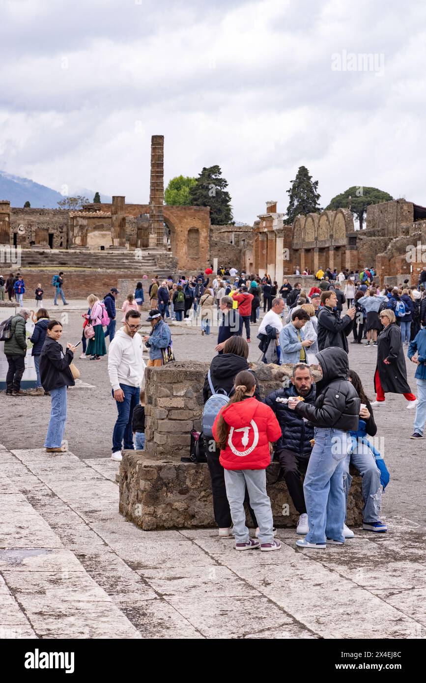Pompeii forum hi-res stock photography and images - Alamy