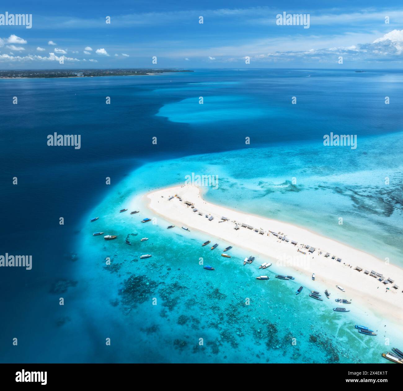 Aerial view of island, sandbank, sandy beach, boats, blue sea Stock ...