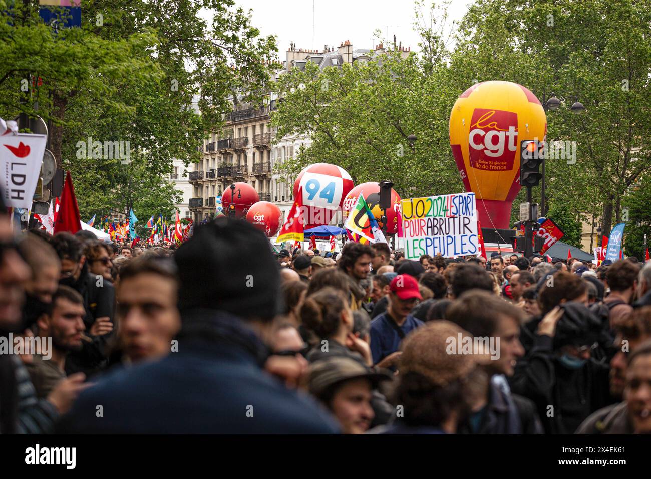 Paris olympics 2024 crowds hi-res stock photography and images - Alamy