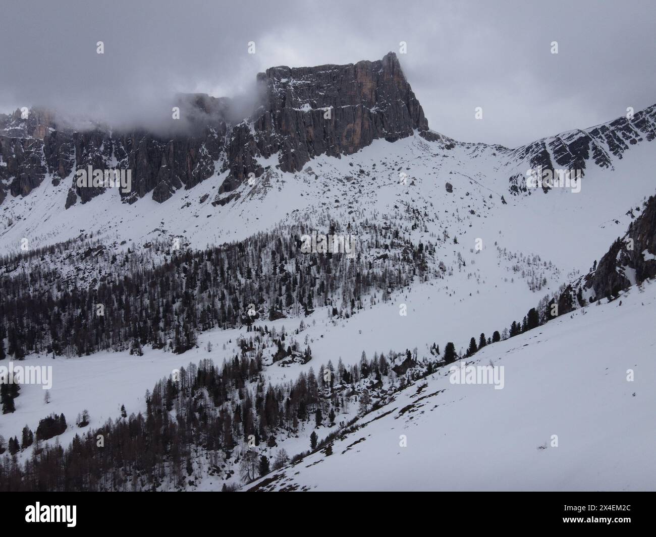Aerial footage skiing hi-res stock photography and images - Alamy