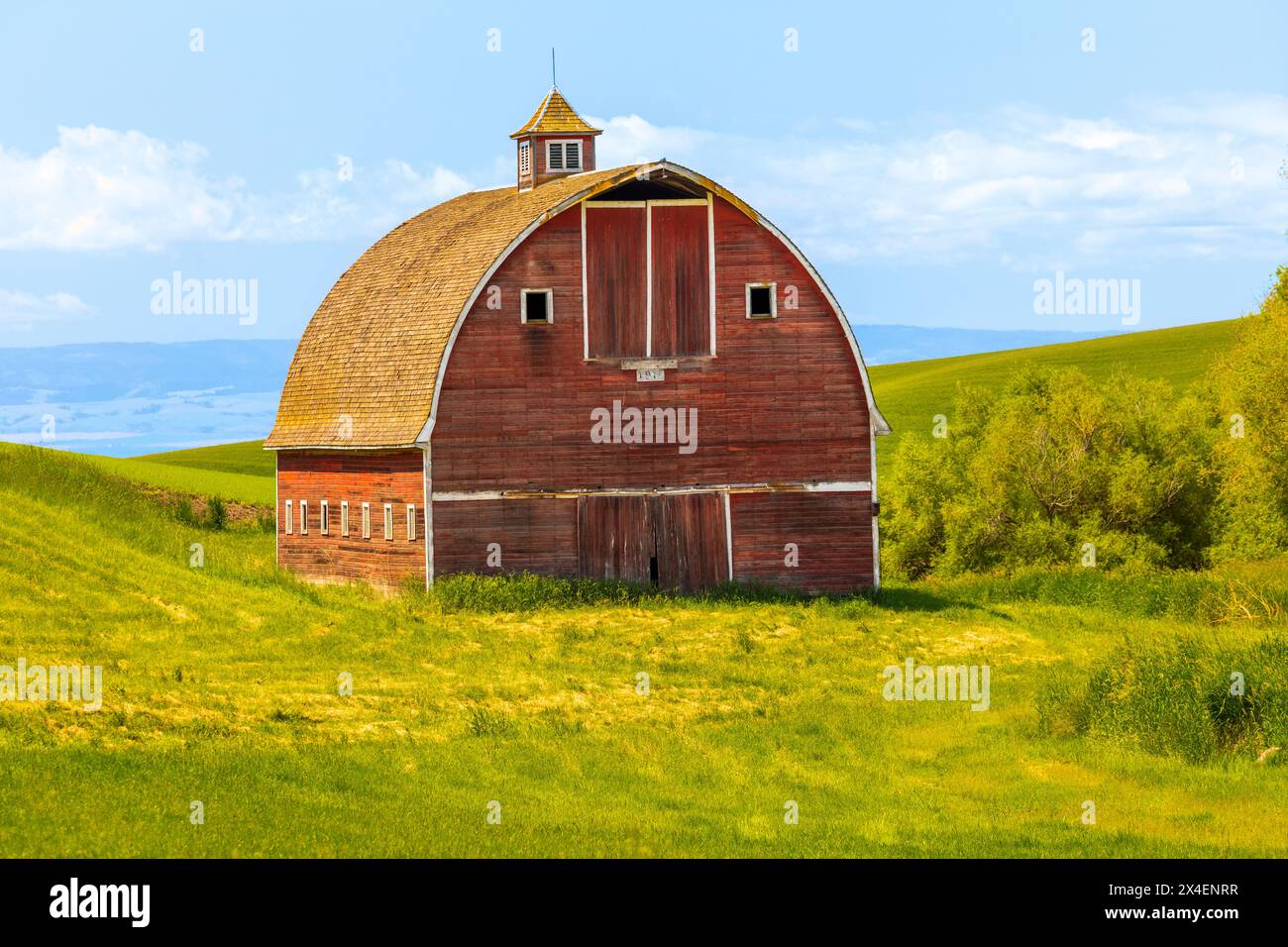 USA, Idaho, Genesee. Red barn, blue sky, white clouds Stock Photo - Alamy