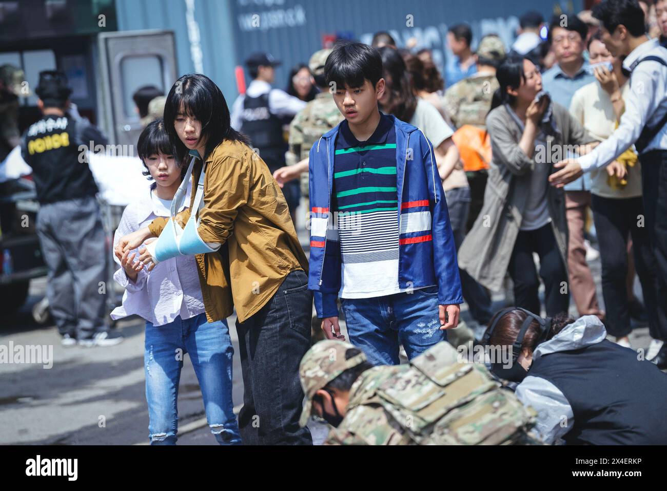 GOODBYE EARTH, (aka JONGMALUI BABO), from left: KIM Bo-Min, AHN Eun-Jin ...