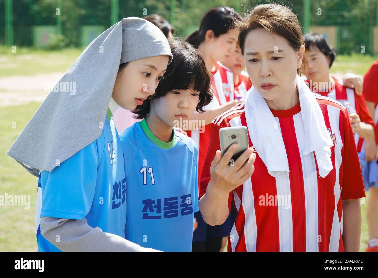 GOODBYE EARTH, (aka JONGMALUI BABO), from left: PARK Joo-Hee, KIM Bo ...