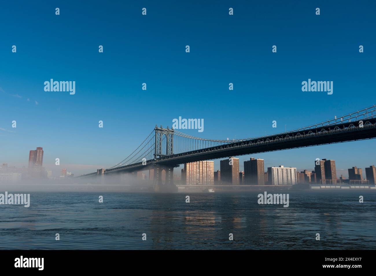 Manhattan bridge in morning mist hi-res stock photography and images ...