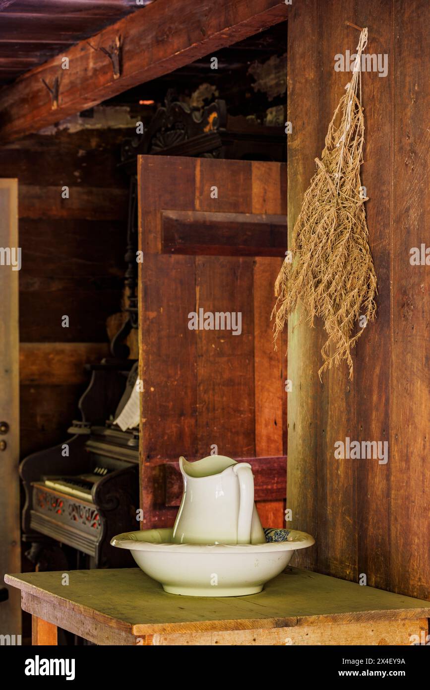 Interior view of John Davis home, Oconaluftee Mountain Farm Museum ...