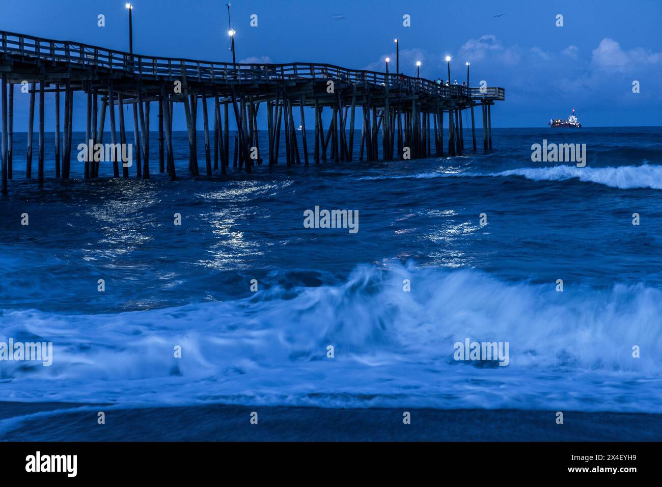 USA, North Carolina, Avon. Atlantic Ocean at Avon Fishing Pier Stock ...