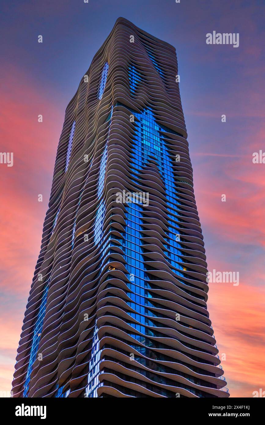 USA, Illinois, Chicago. Radisson Blu Aqua Building in downtown ...