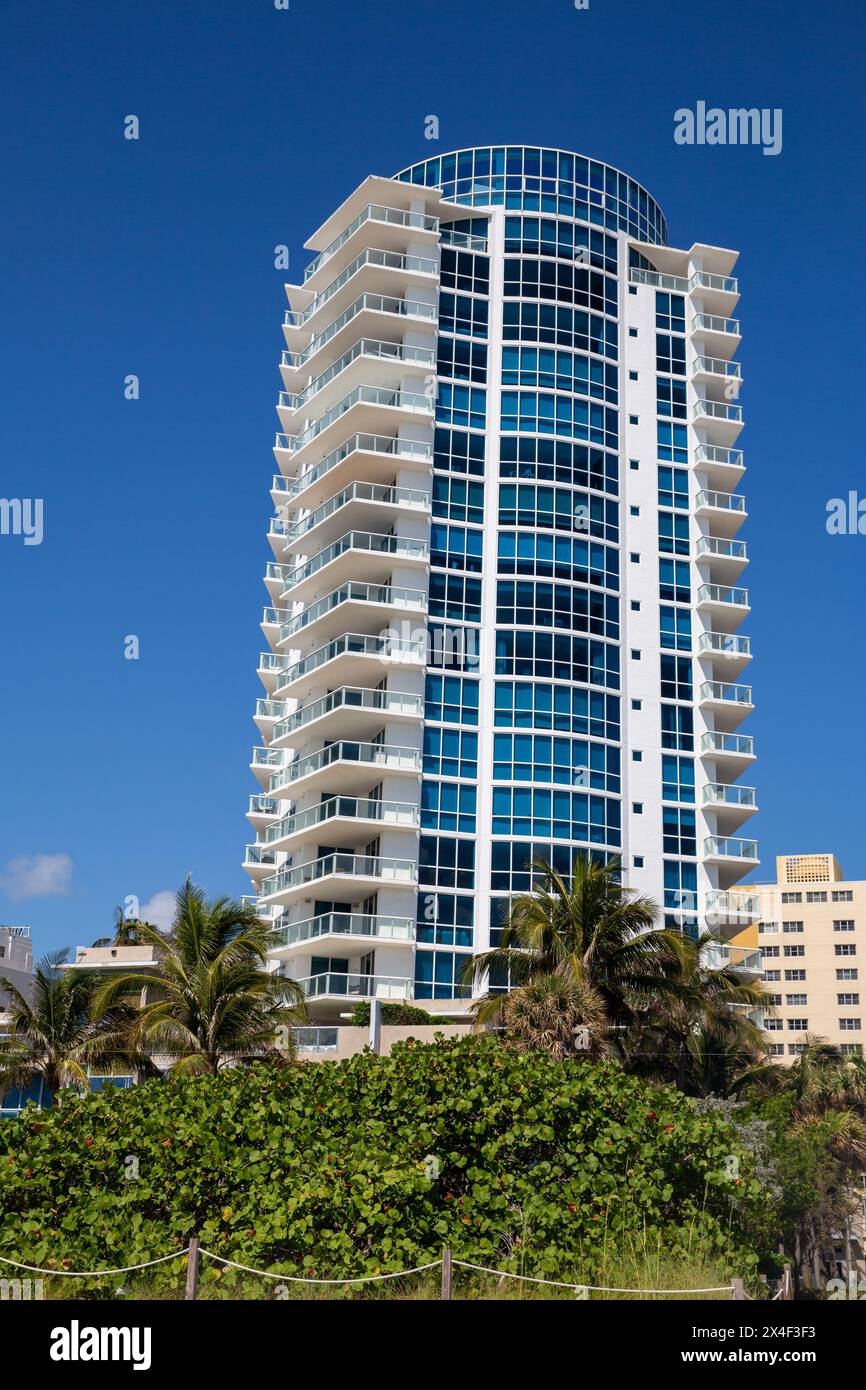 Tall building in miami beach hi-res stock photography and images - Alamy
