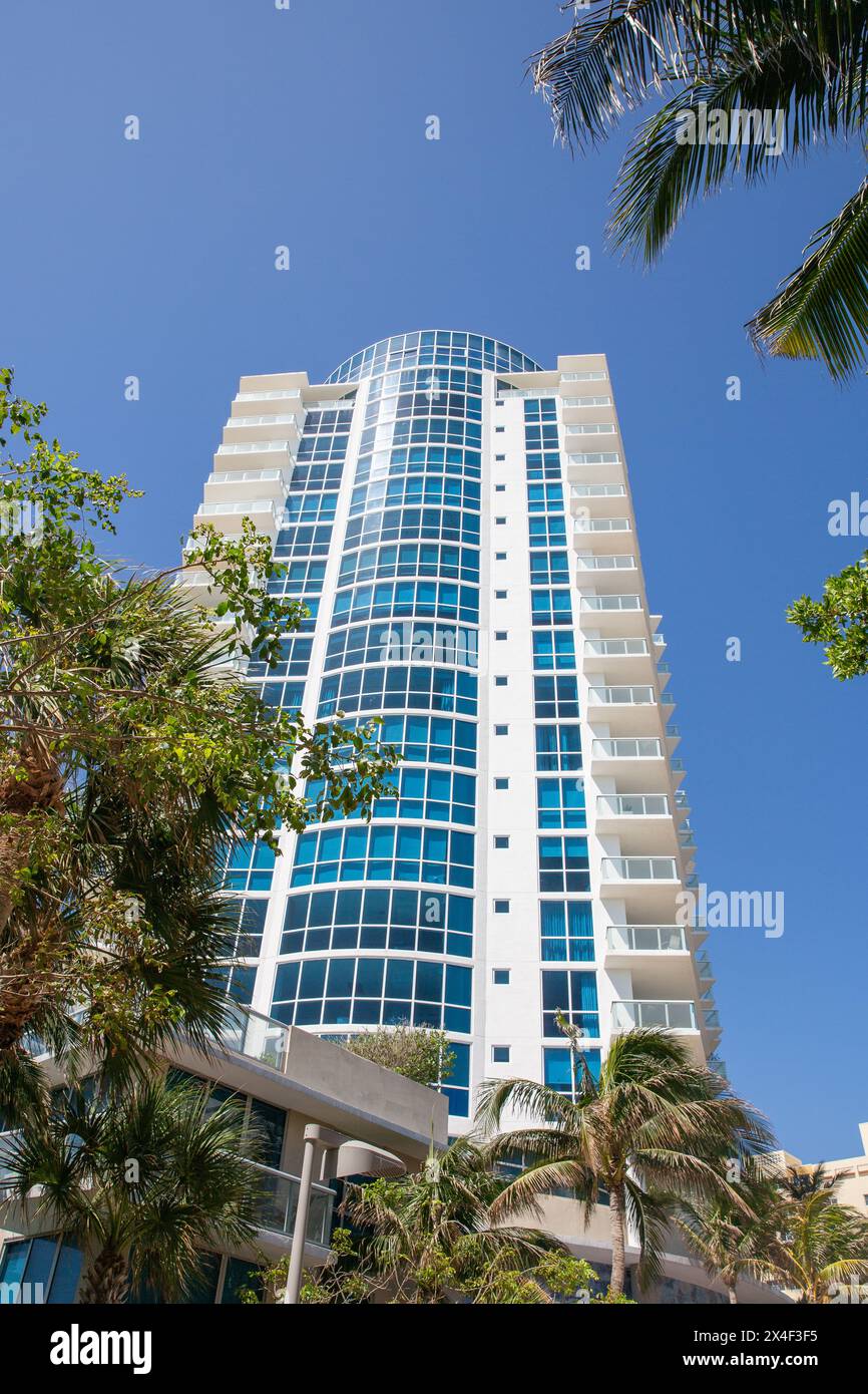 Tall building in miami beach hi-res stock photography and images - Alamy