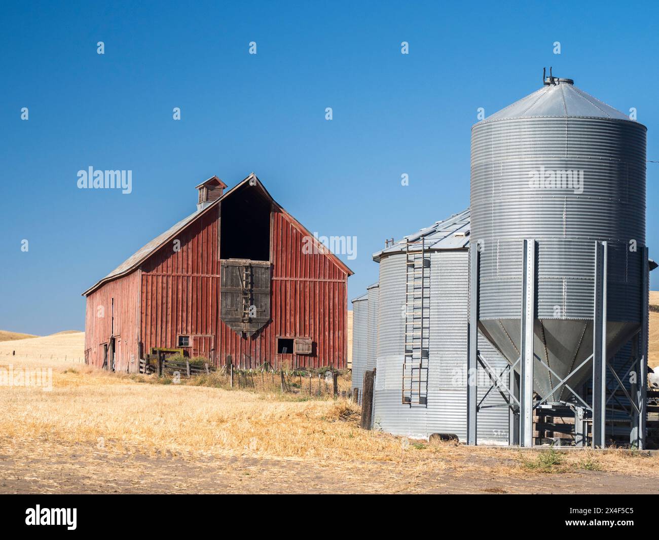 Red barn and grain bins at harvest time. (Editorial Use Only Stock ...