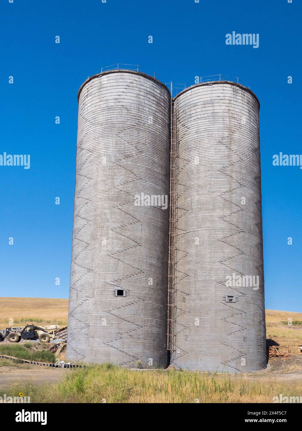 Metal grain bins in the Palouse at harvest time Stock Photo - Alamy