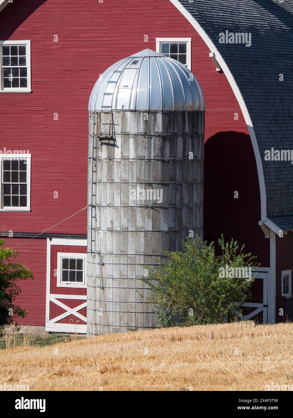 Closeup of barn and silo. (Editorial Use Only Stock Photo - Alamy