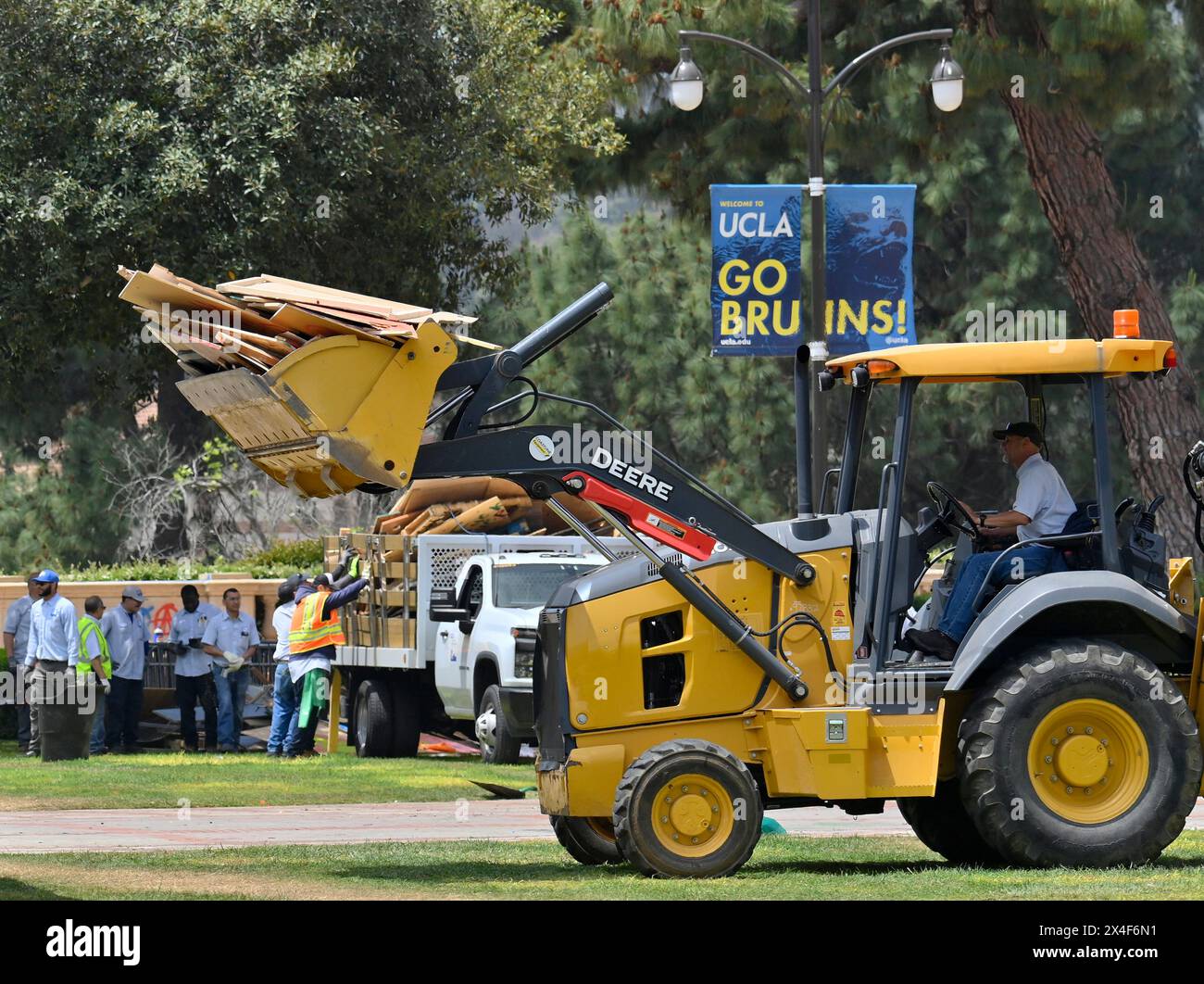 Los Angeles, United States. 02nd May, 2024. Workers clear debris from a ...