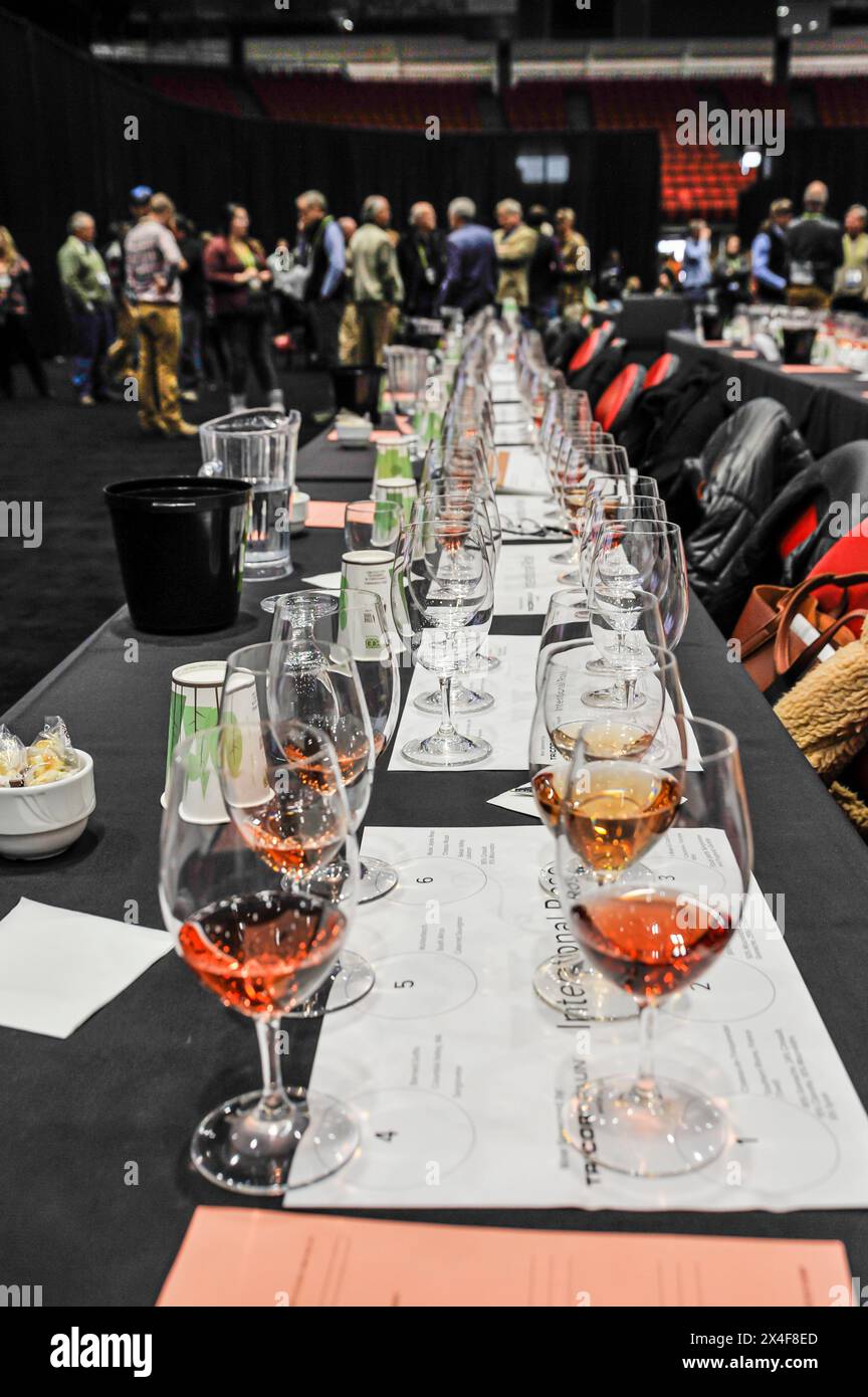 USA, Washington State, Kennewick. Wine sampling finds a perfect venue ...