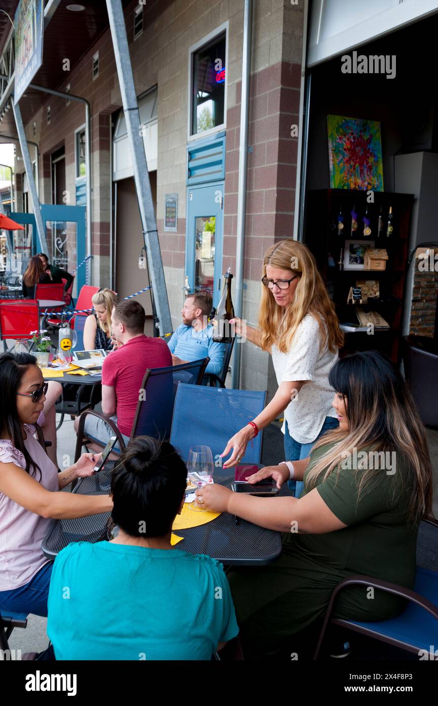 USA, Washington State, Woodinville. Wine drinkers on Sol Stone winery ...