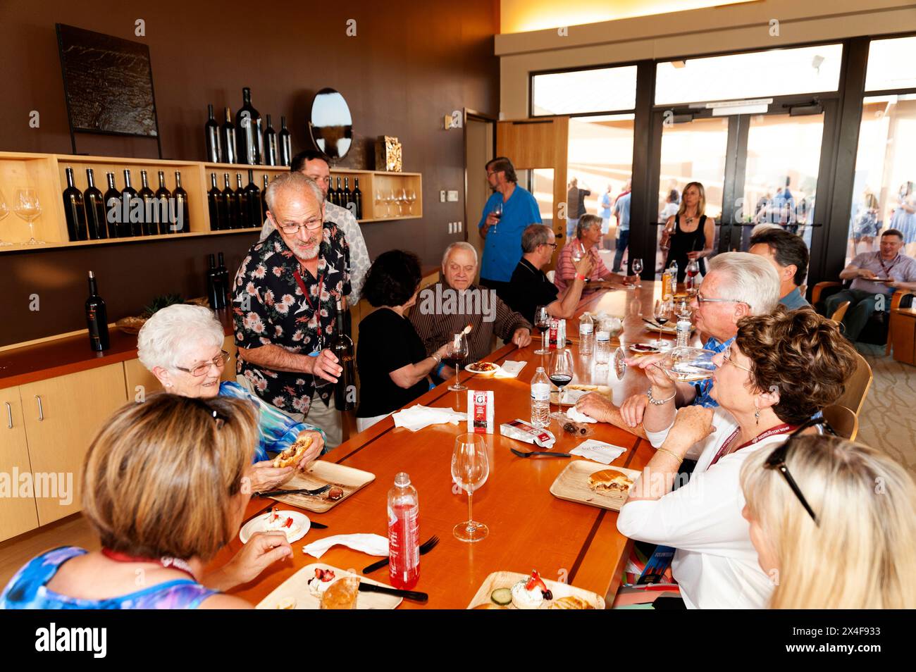 USA, Washington State, Red Mountain. Guests enjoy a wine and music ...