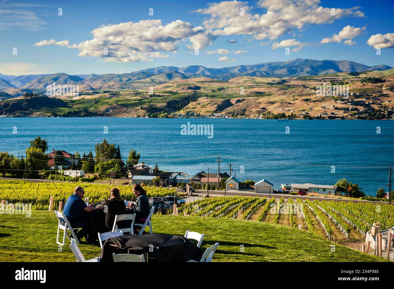 USA, Washington State, Lake Chelan. Guests enjoy the wines and the ...
