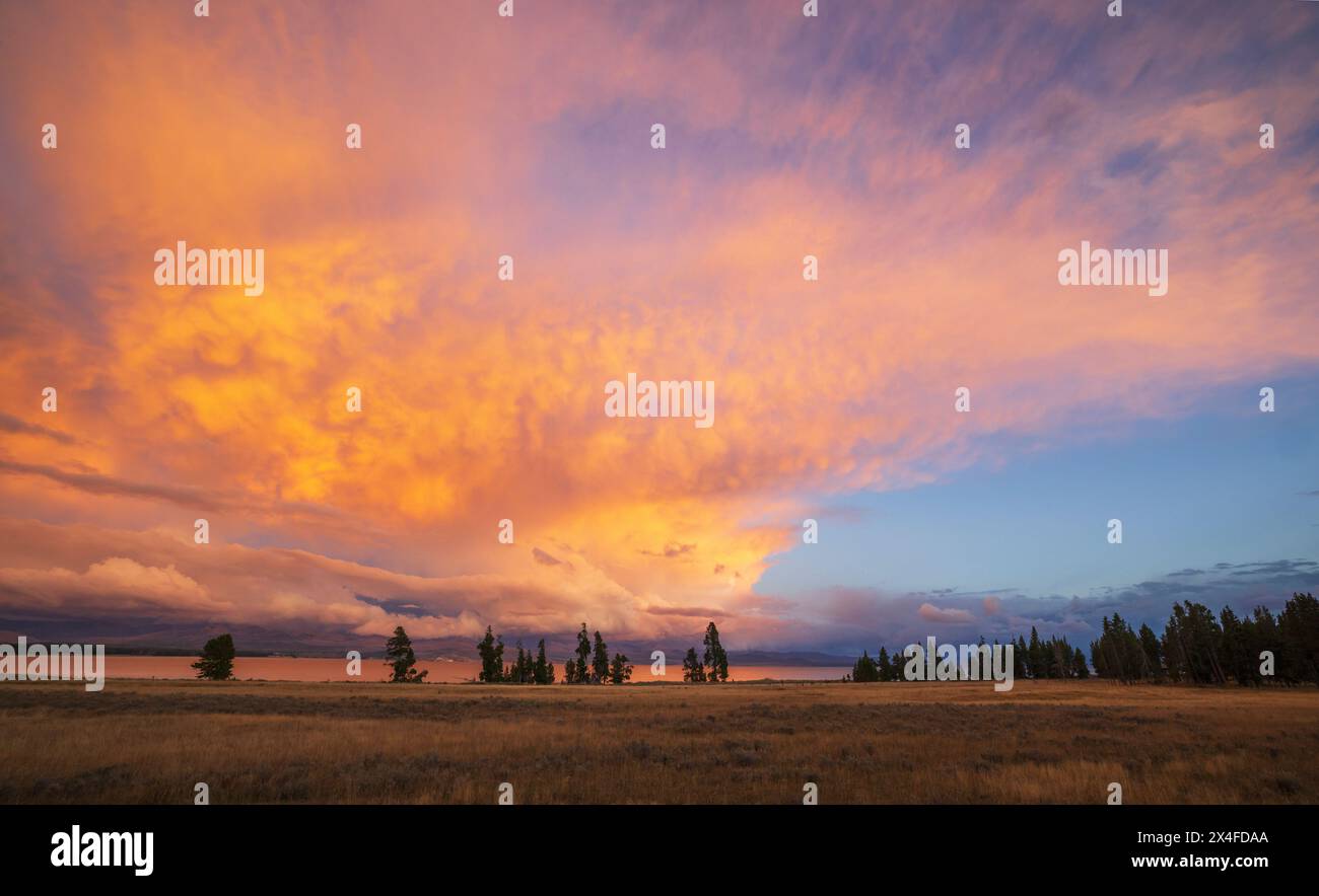 Sunset over yellowstone hi-res stock photography and images - Alamy