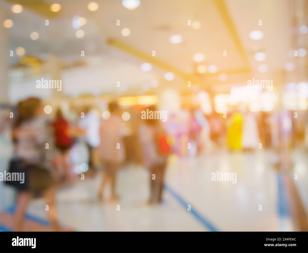 People walking in shopping mall hi-res stock photography and images - Alamy