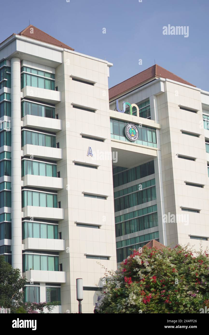 Administrative building entrance campus hi-res stock photography and ...