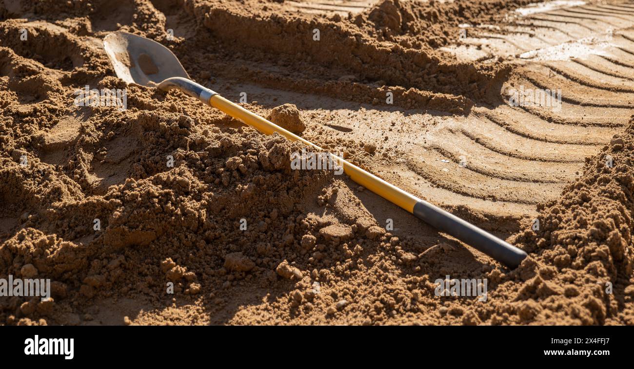 Manual worker digging sand shovel hi-res stock photography and images ...