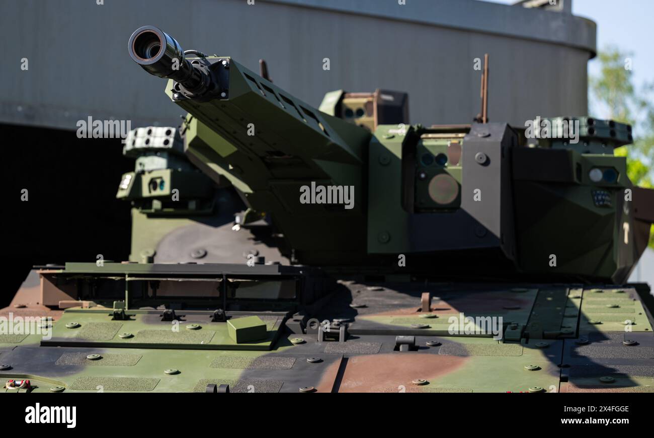 02 May 2024, Lower Saxony, Unterlüß: The 30-mm onboard machine gun from ...