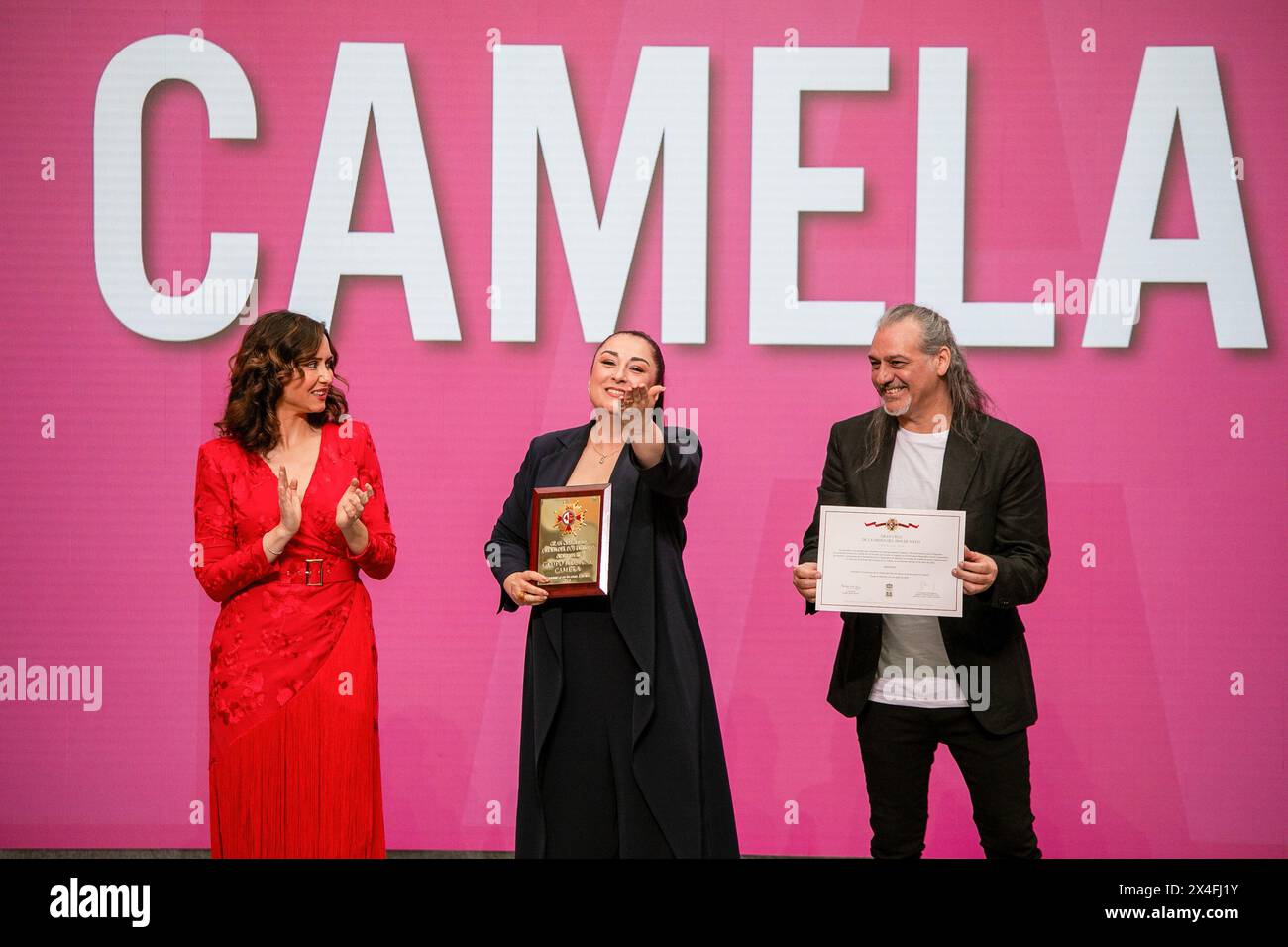 The president of the Community of Madrid, Isabel Díaz Ayuso (L ...