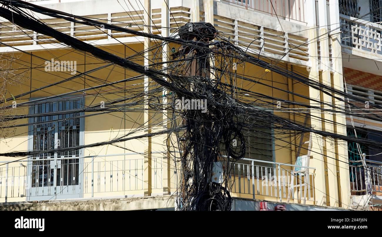 chaotic mess of power lines in phnom penh in cambodia Stock Photo - Alamy