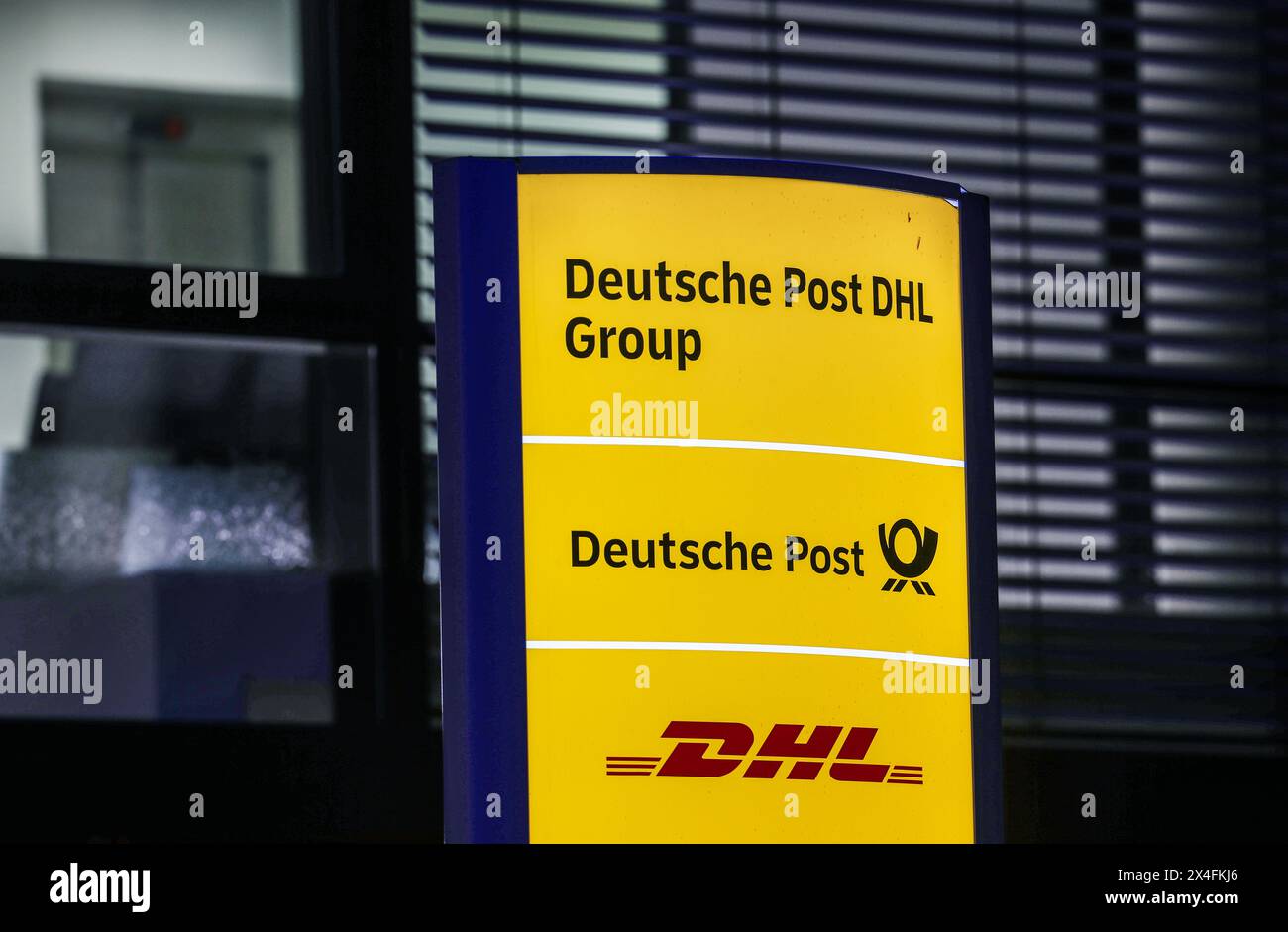 Dhl logos hi-res stock photography and images - Alamy