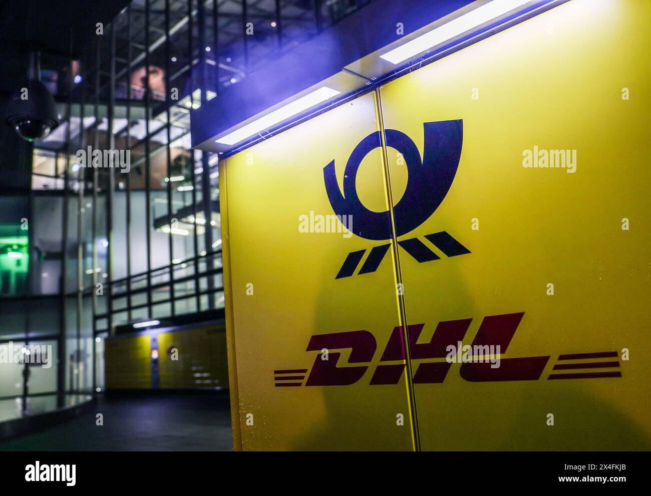 Dhl logos hi-res stock photography and images - Alamy