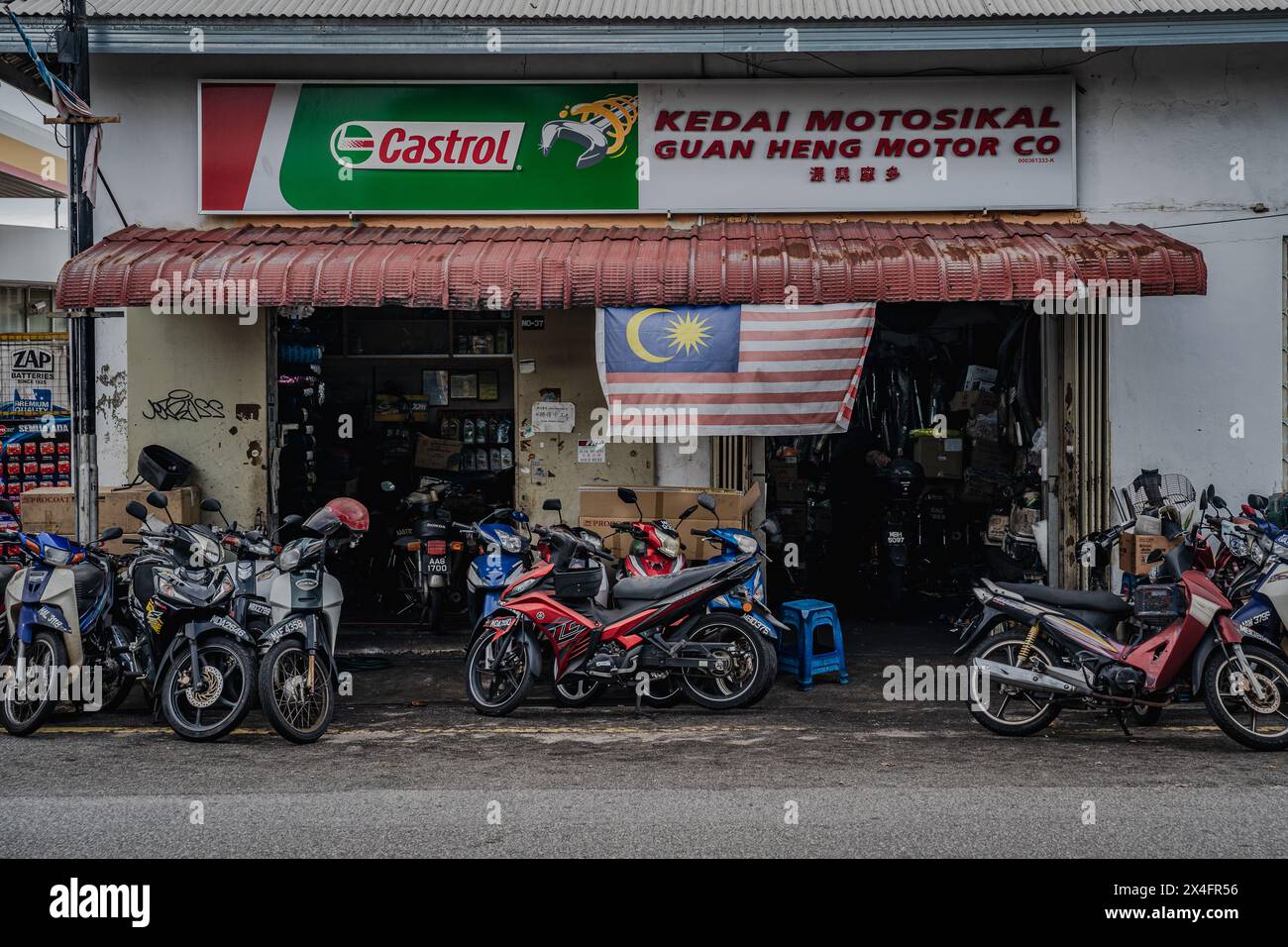 Castrol mechanic hi-res stock photography and images - Alamy