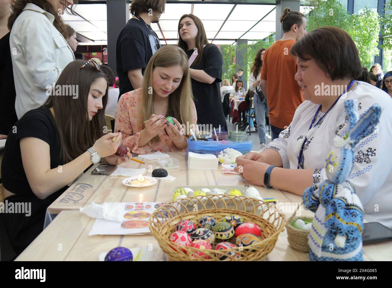 Non Exclusive: KYIV, UKRAINE - APRIL 30, 2024 - Easter egg painting workshop organized as part ...